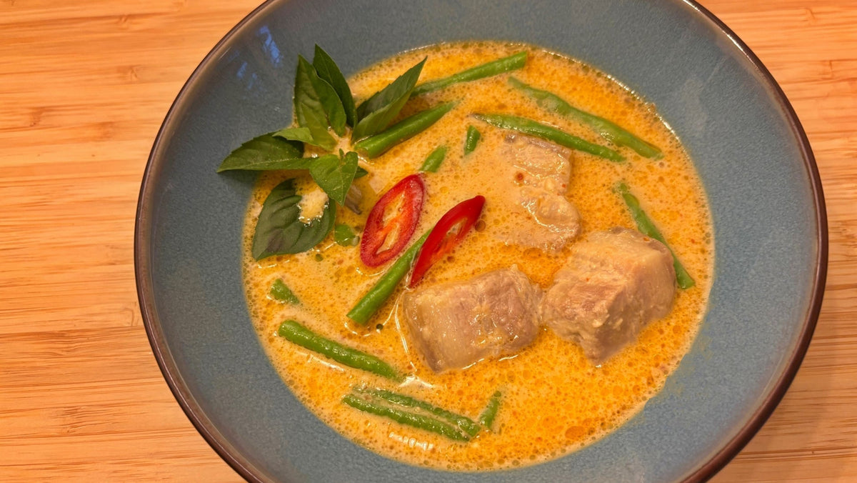 Gelbes Curry mit Schweinebauch - Gaeng Curry Moo Sam Chan – Yak Thai