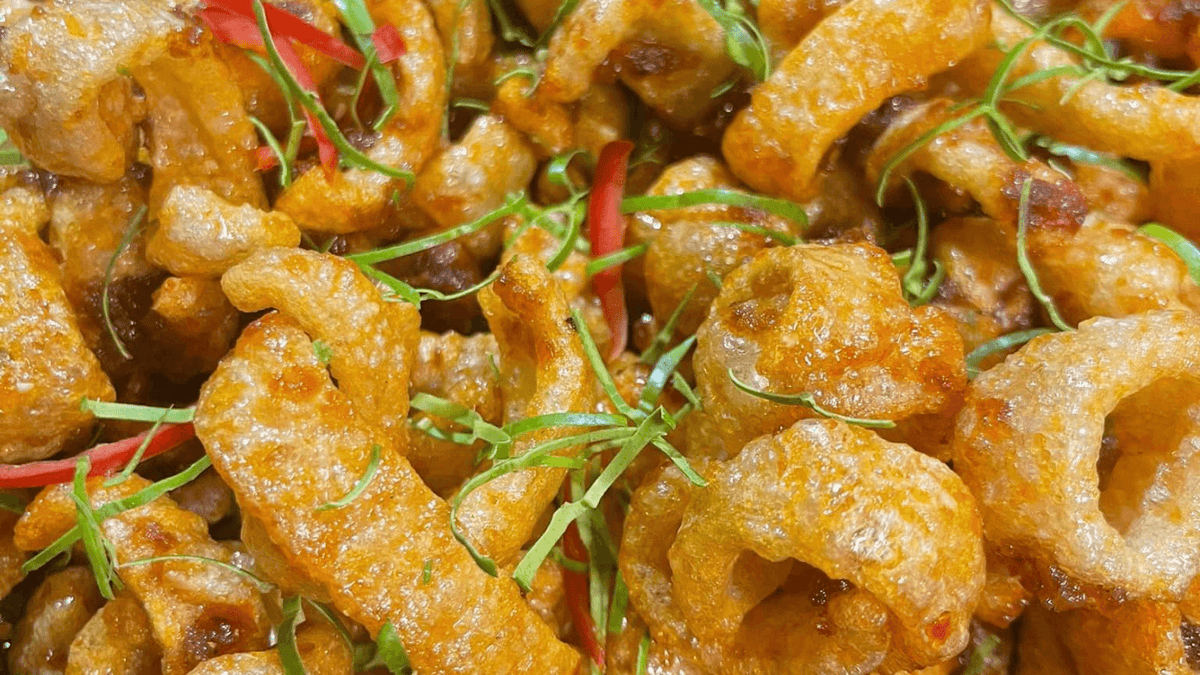 Pad Prik King Moo - Knusprige Schweinehaut in rotem Curry – Yak Thai